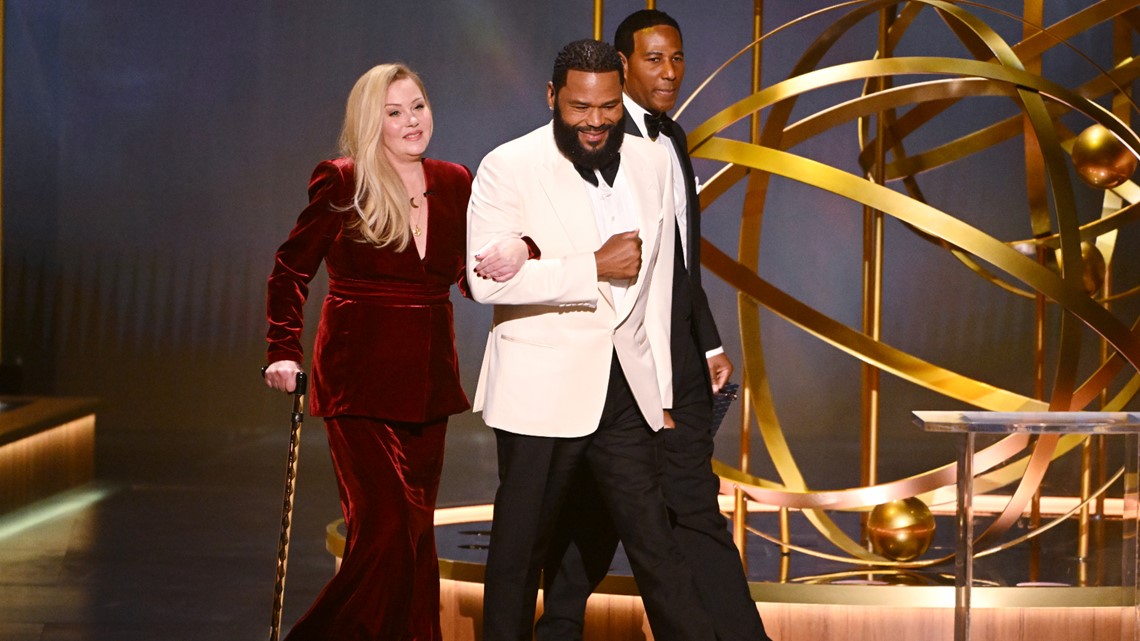 Christina Applegate, amid MS fight, tears up presenting at Emmys | kens5.com
