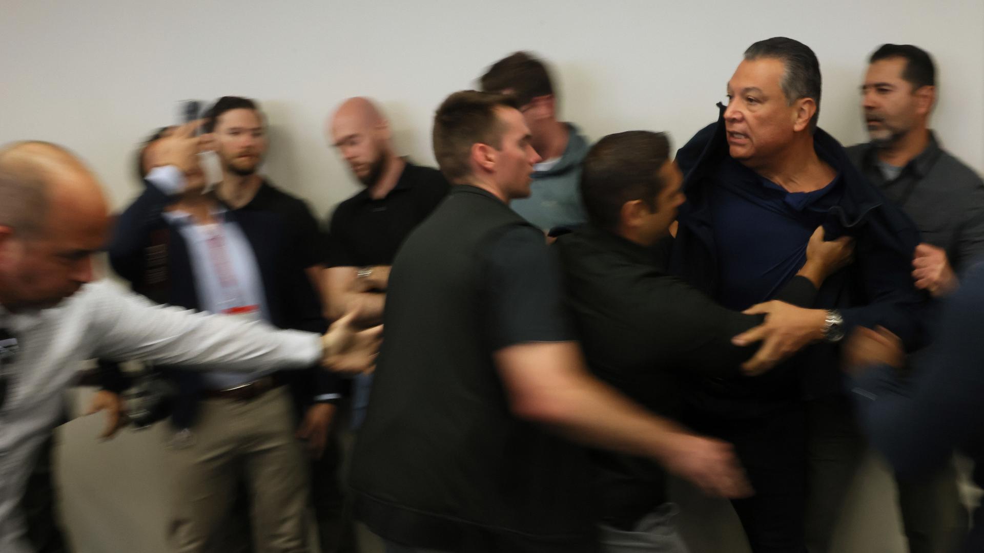 VIDEO: Senator Alex Padilla forcibly removed from Kristi Noem's press conference | kens5.com