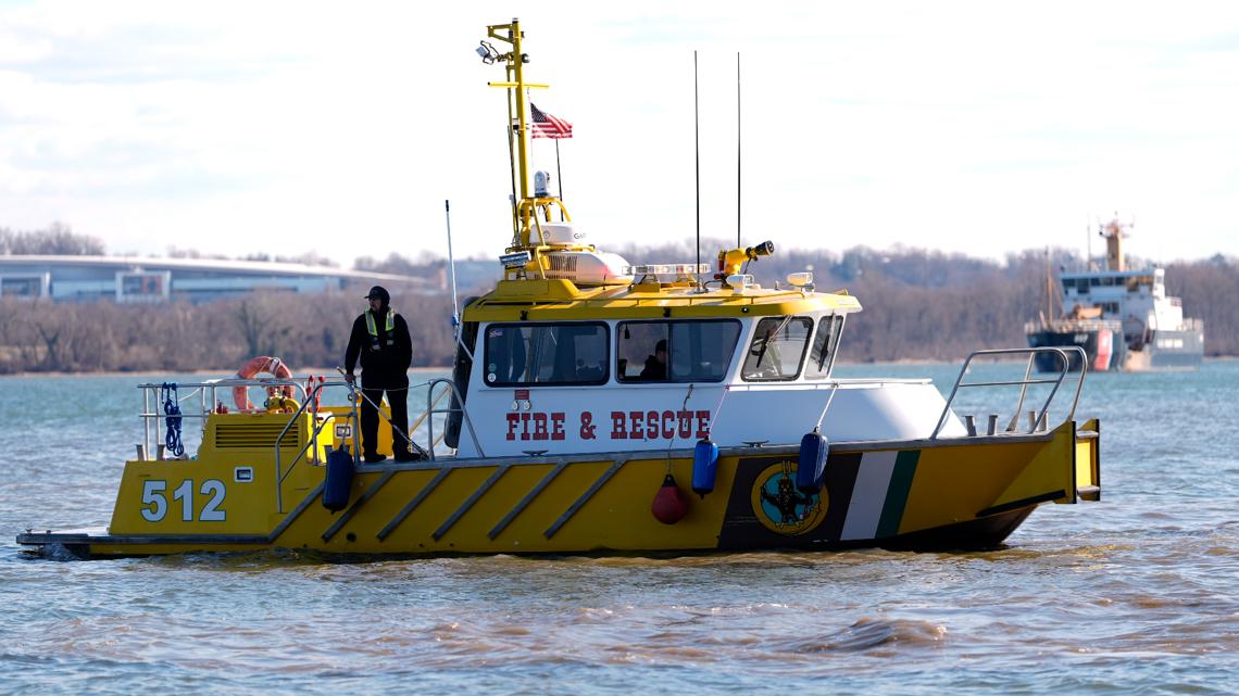 Recovery crews, divers return to Potomac debris after deadly midair ... Recovery crews, divers return to Potomac debris after deadly midair ...