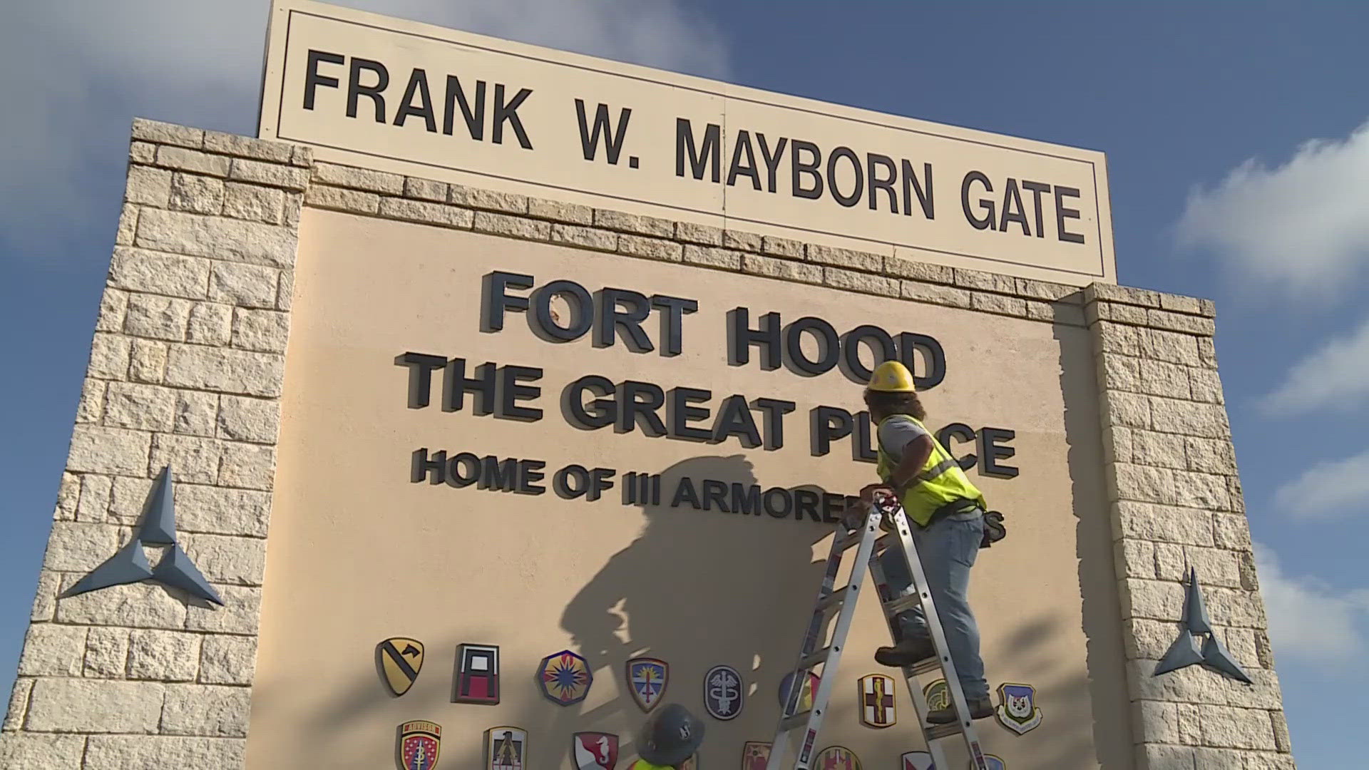 Fort Hood, TX: New signage installed at Frank W. Mayborn Gate | kens5.com