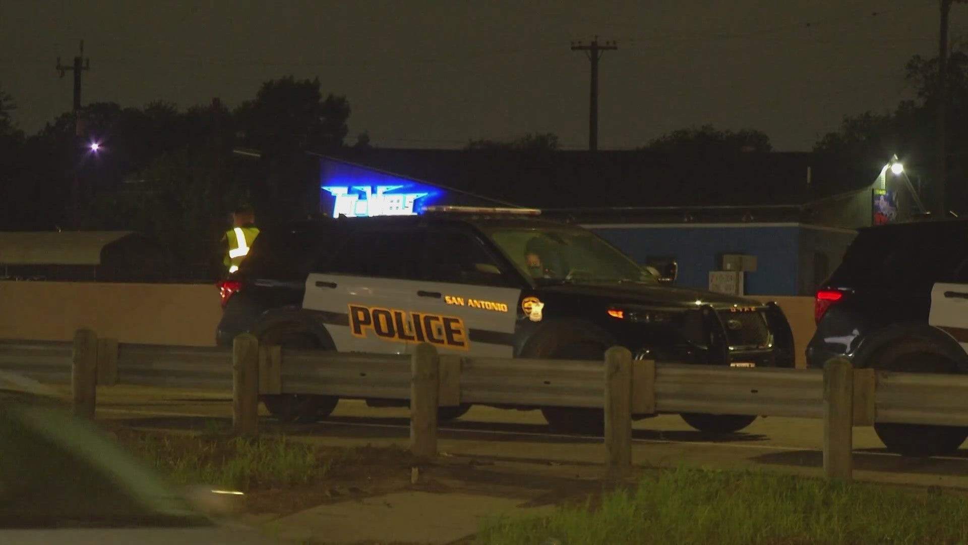 Man hit, killed by 18-wheeler after jumping over median on I-35, San ...
