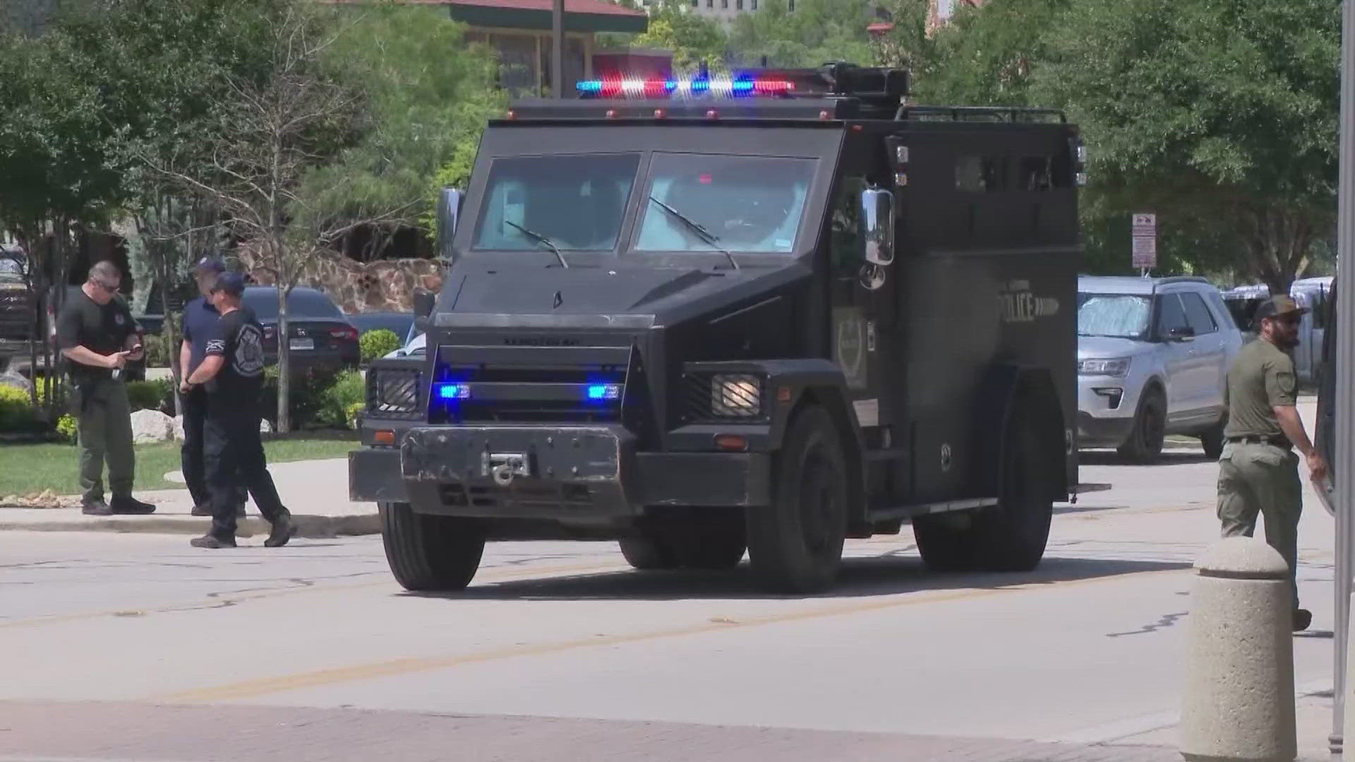 San Antonio SWAT arrested knife-wielding suspect after 4-hour standoff ...