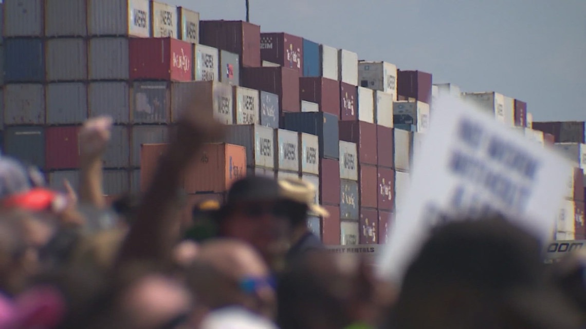 Thousands join picket line outside Port of Houston container terminal ...