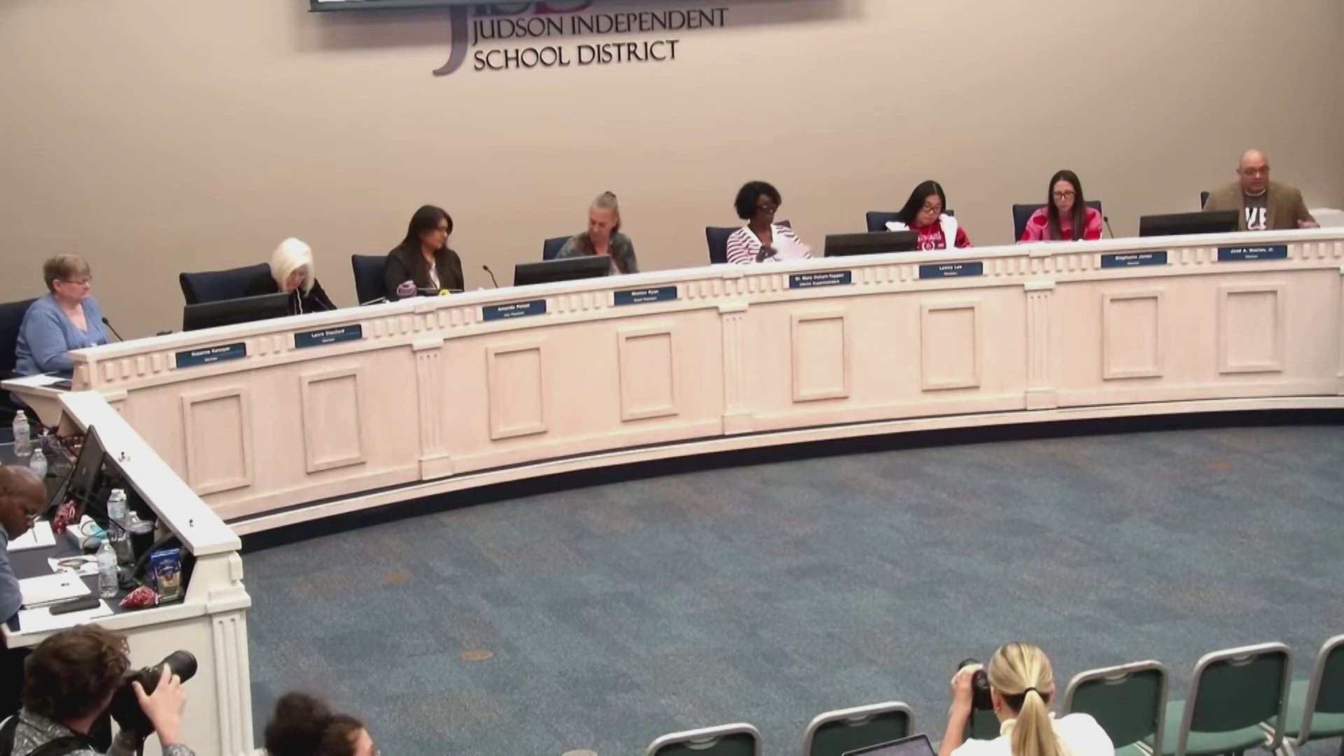 Judson ISD board weighs complaints against trustees amid school closure ...