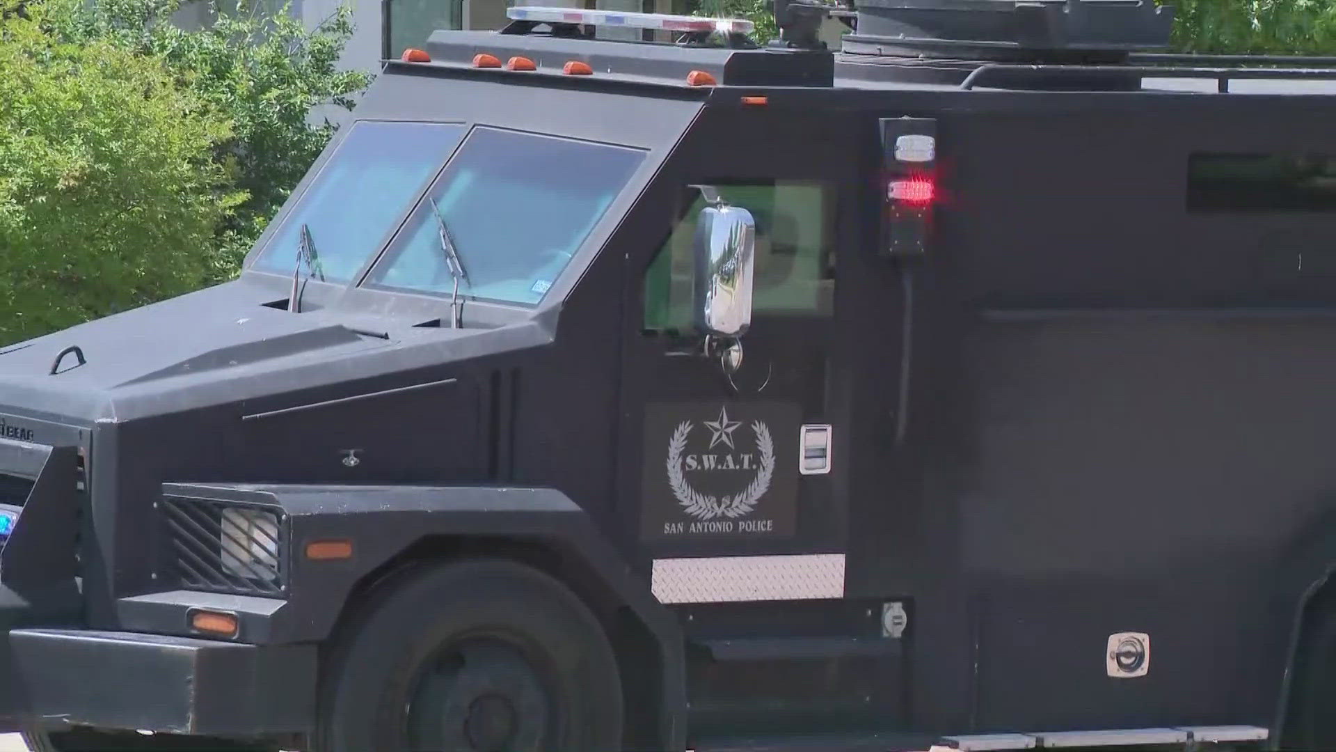 Police standoff unfolds at San Antonio's The Rim | kens5.com