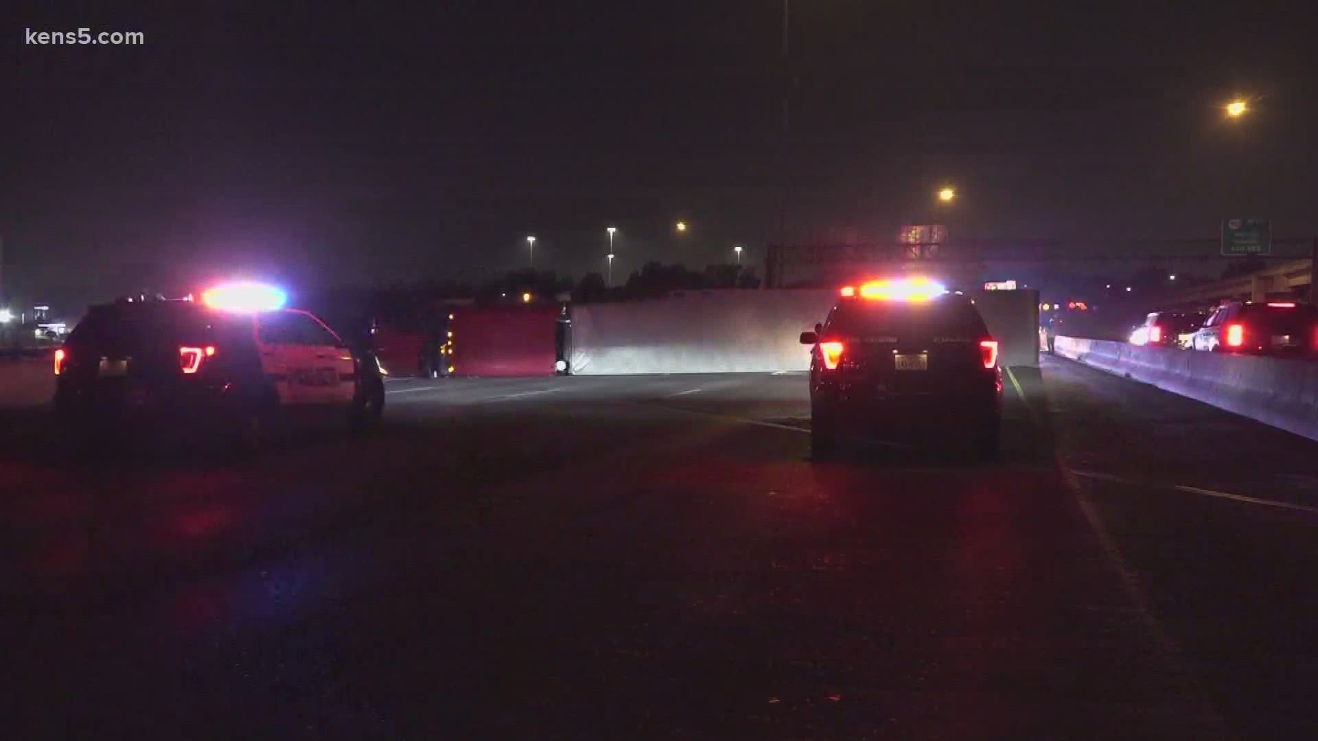 18-wheeler rollover blocks northbound lanes of I-35 at Laredo | kens5.com