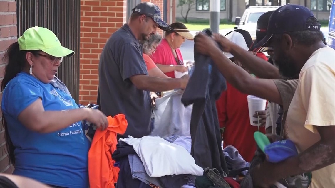 Local volunteers help homeless beat the heat | kens5.com