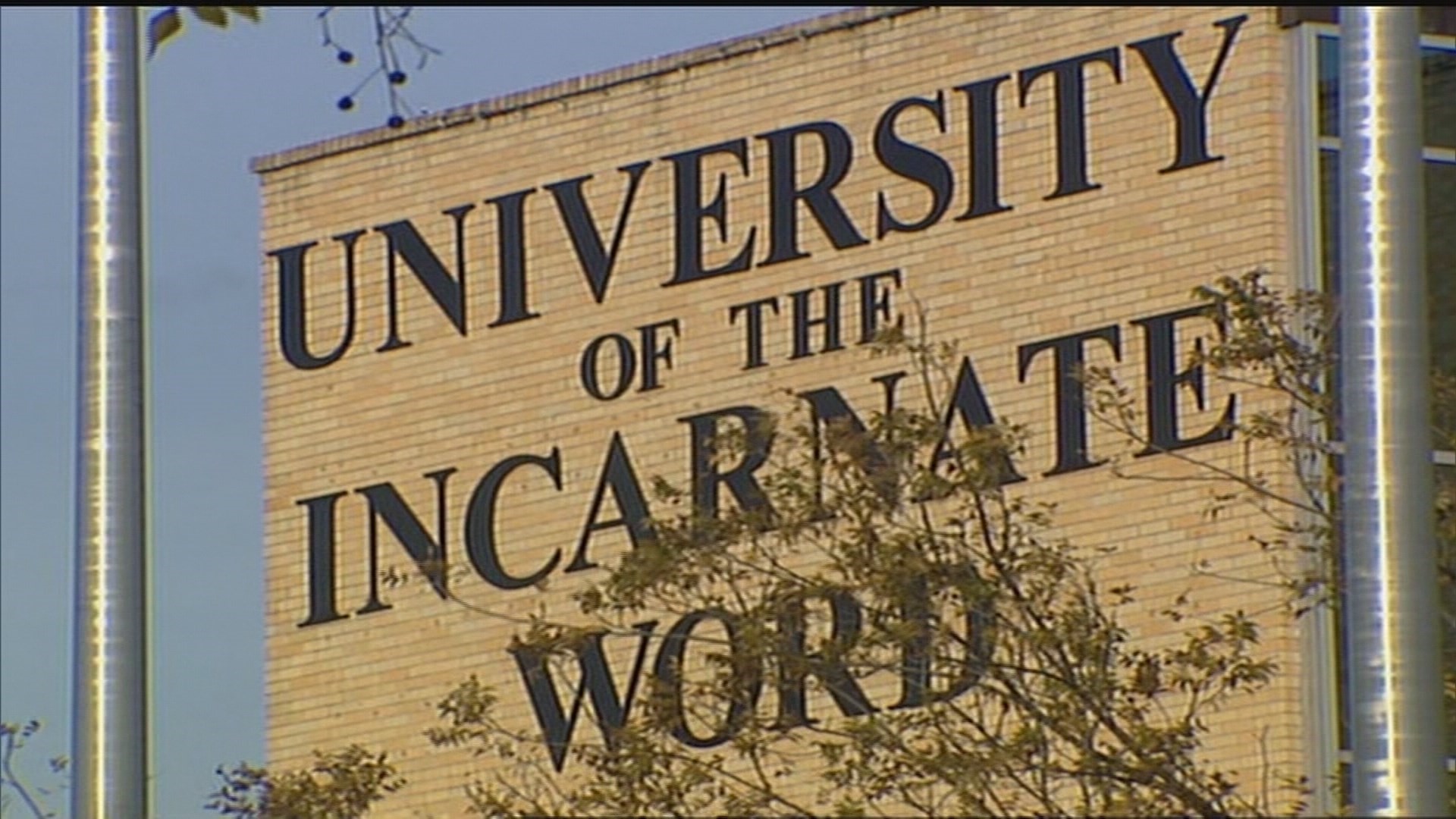 UIW student robbed at gunpoint on campus, police looking for suspects ...