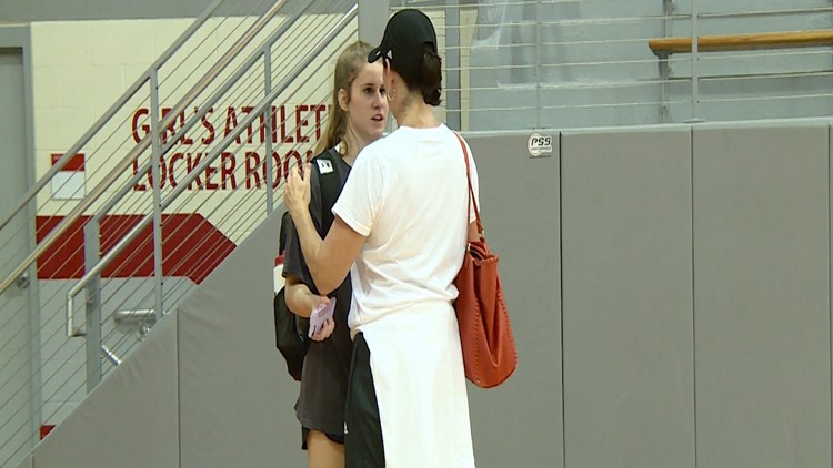 UTSA volleyball's Laura Groff acts as coach, recruiter and mother for ...