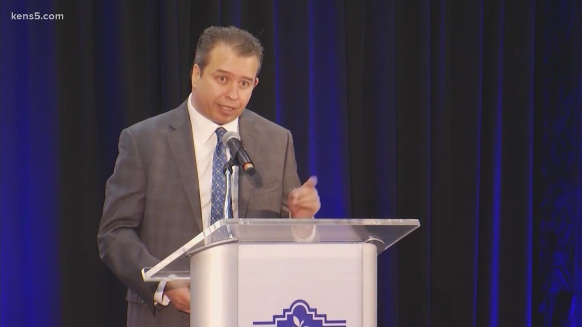 SAISD Superintendent headed to Chicago, newspaper report says | kens5.com