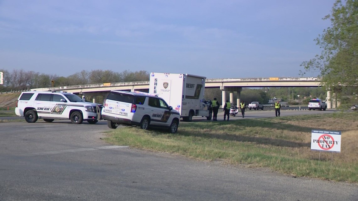 Dead body found on side of highway in Von Ormy | kens5.com