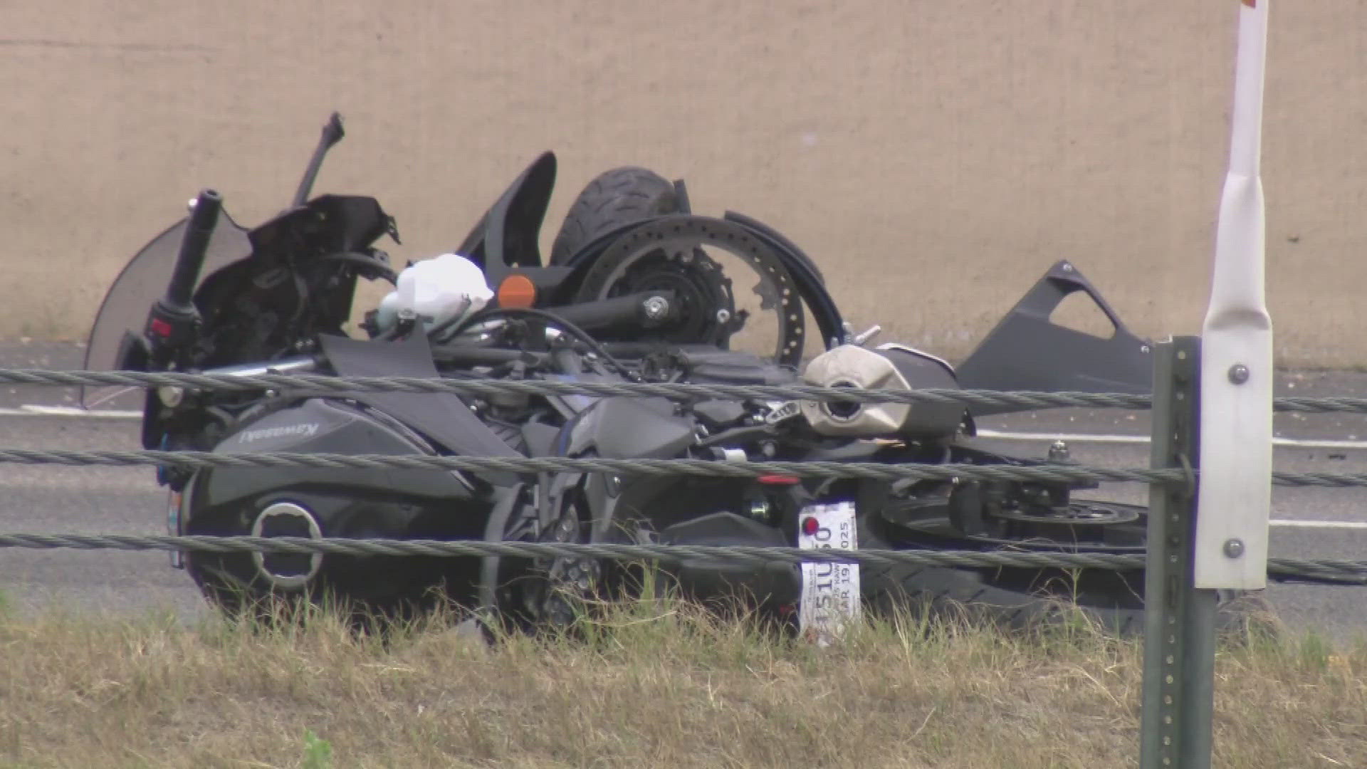 1 dead after major crash shuts down Highway 90 in San Antonio | kens5.com