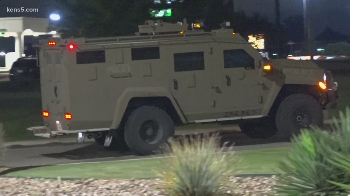 SAPD: Standoff ends peacefully in grocery store parking lot | kens5.com