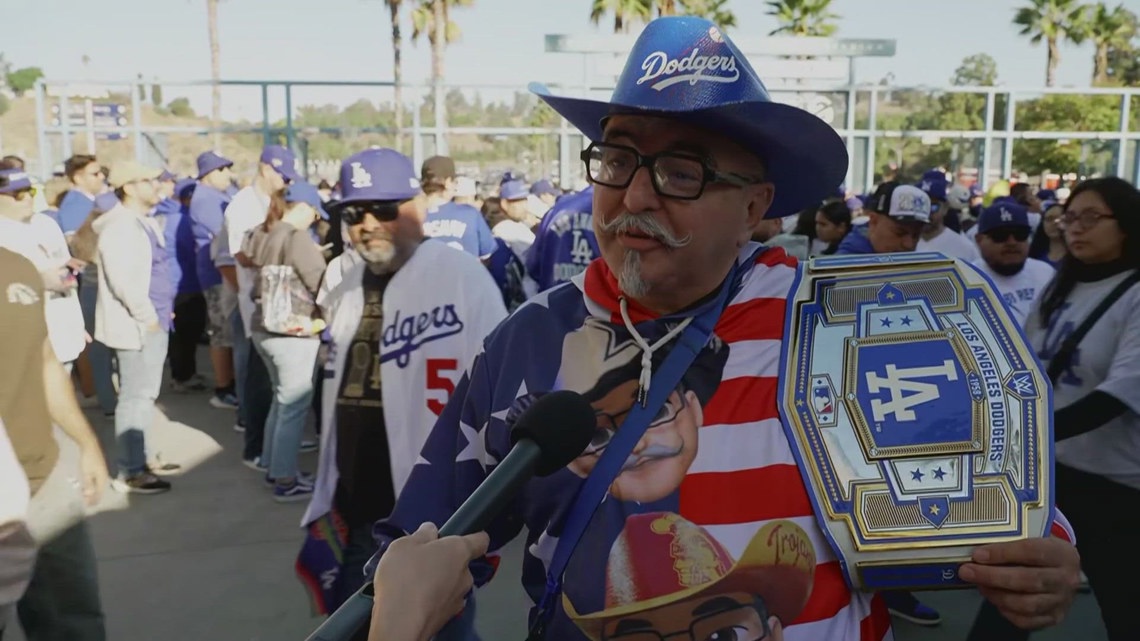 Dodger fans cheering on World Series champions during victory parade ...