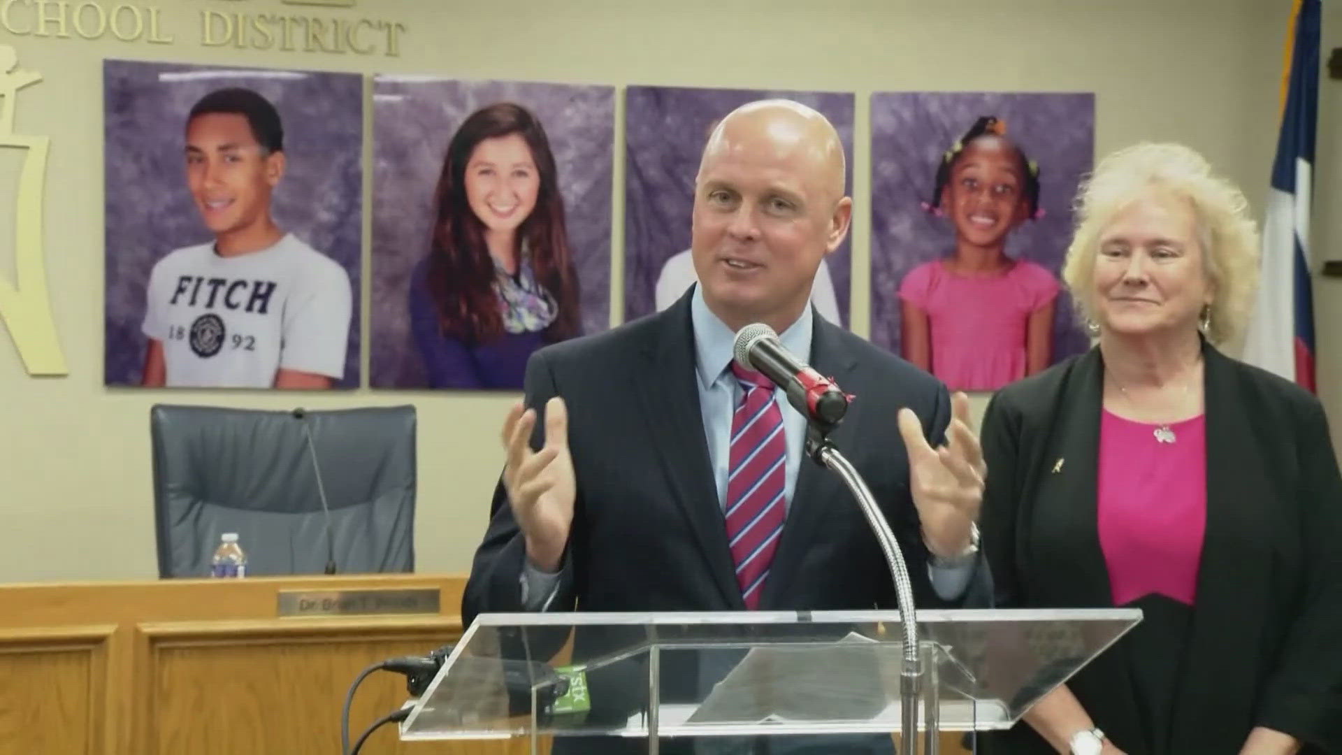 Northside ISD Superintendent John Craft announces retirement | kens5.com