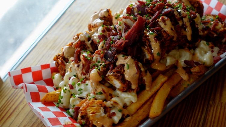 Pete's Hot Chicken food truck serving San Antonio at Besame Bar | kens5.com