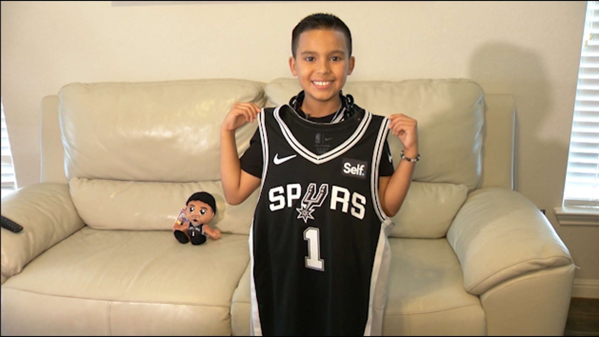 Wemby gifts young Spurs fan his game-worn jersey | kens5.com