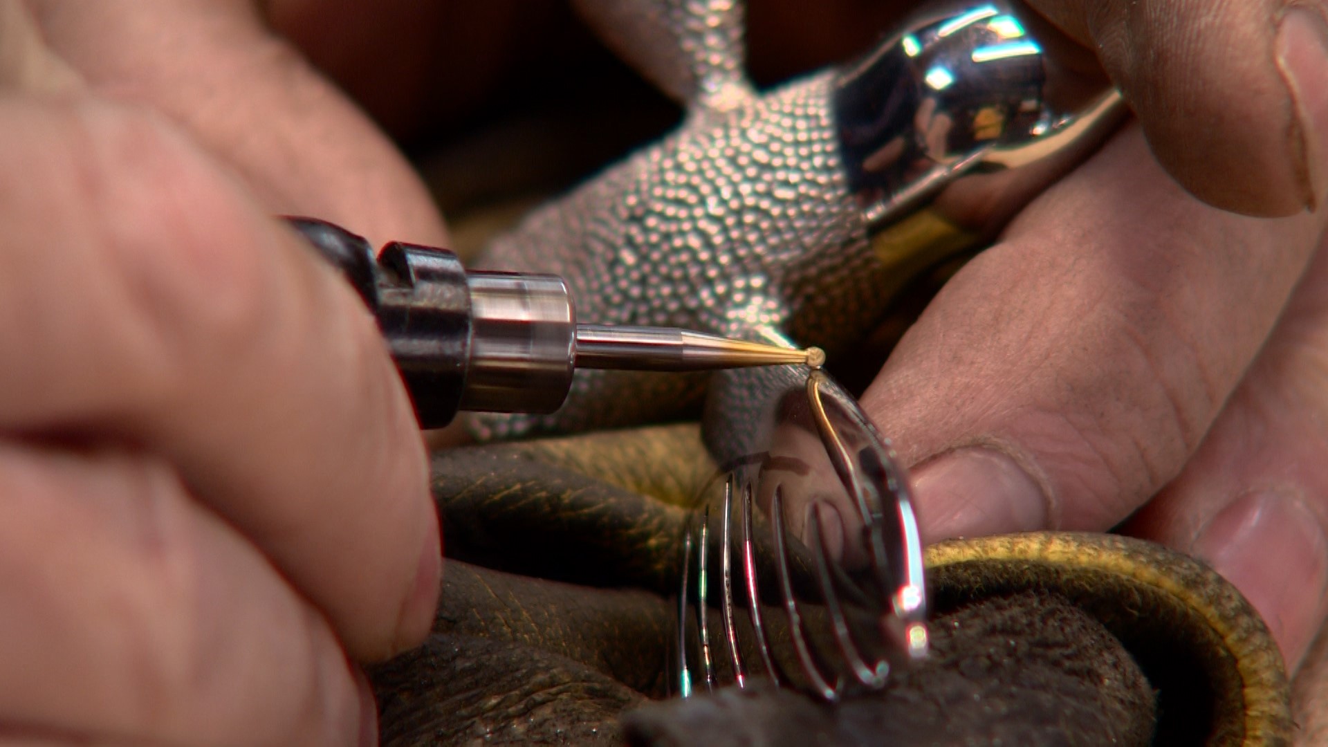 Macho welder creates delicate hummingbird sculptures | kens5.com