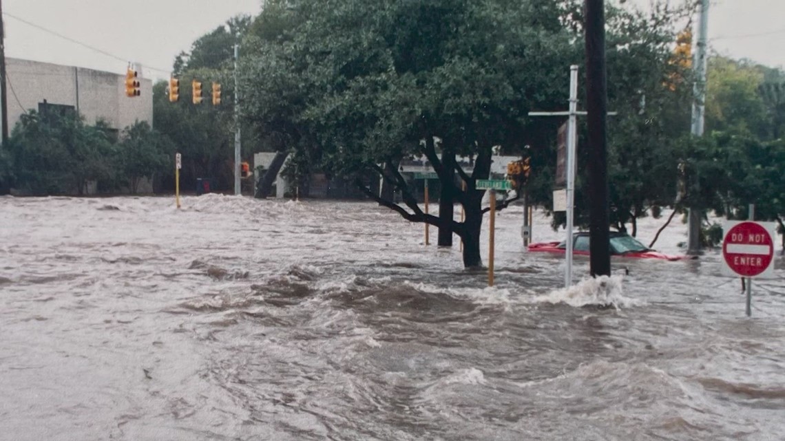 Couple ties the knot during historic flood of '98 | kens5.com