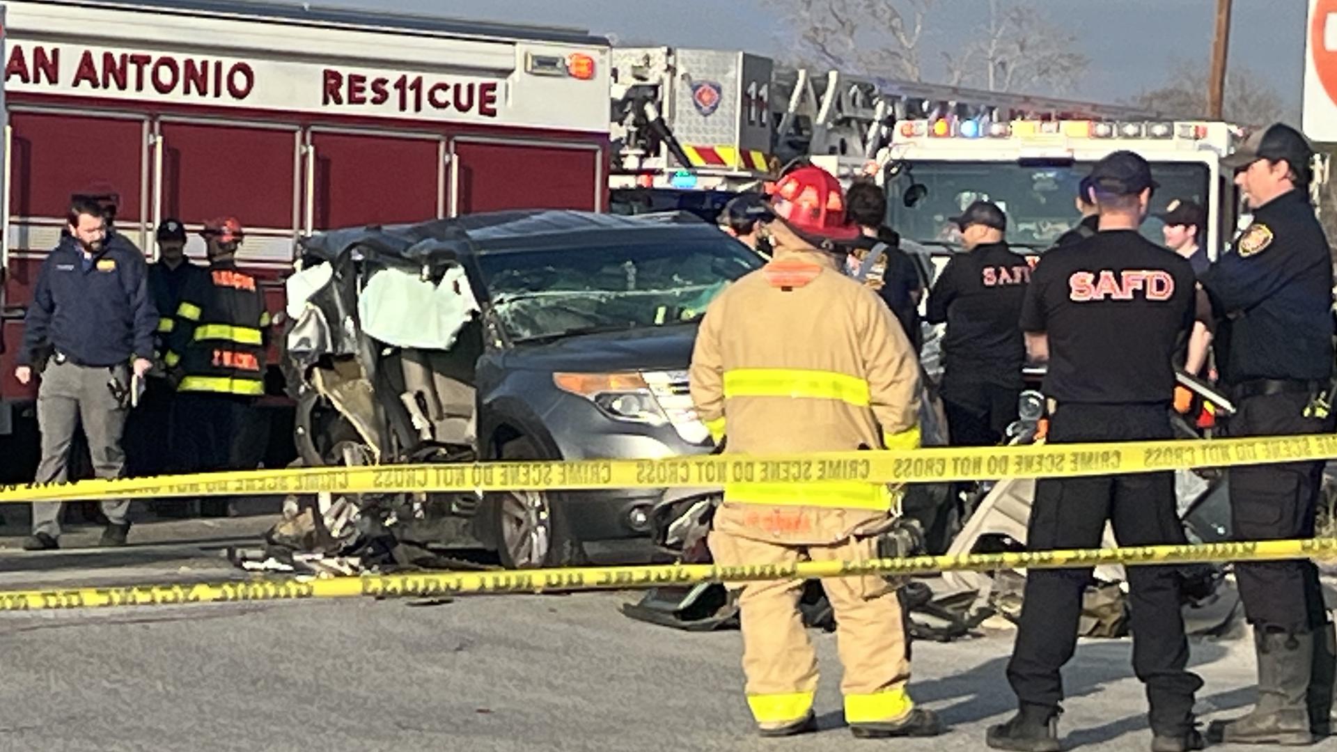 Woman dead, man hospitalized devastating 3-vehicle crash in San Antonio ...