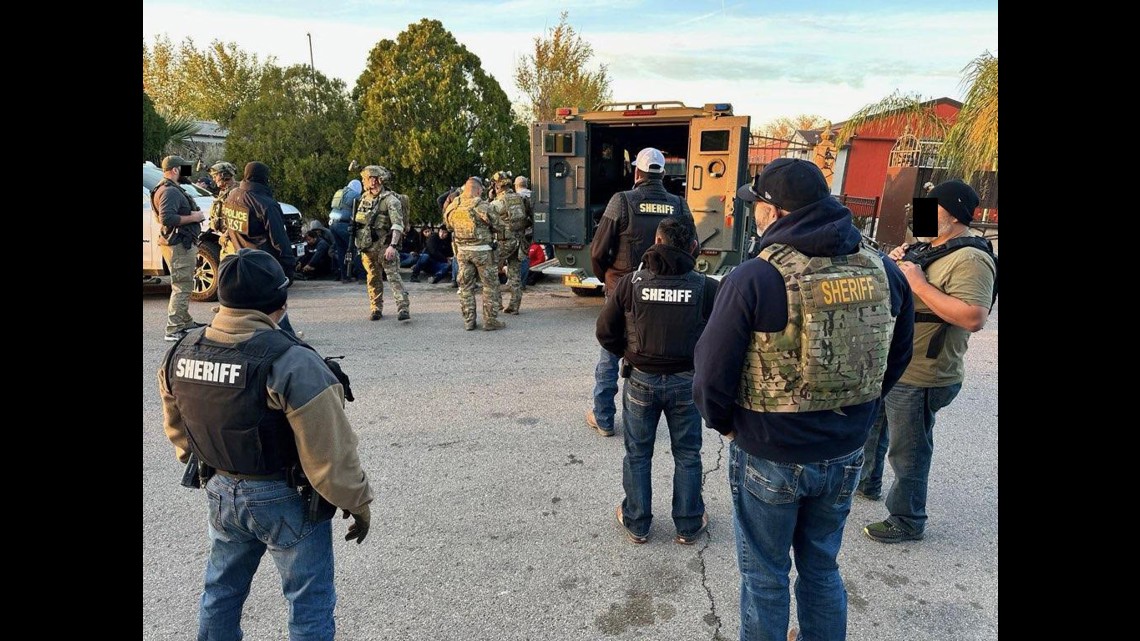 Man arrested for smuggling 16 'illegal aliens' | kens5.com