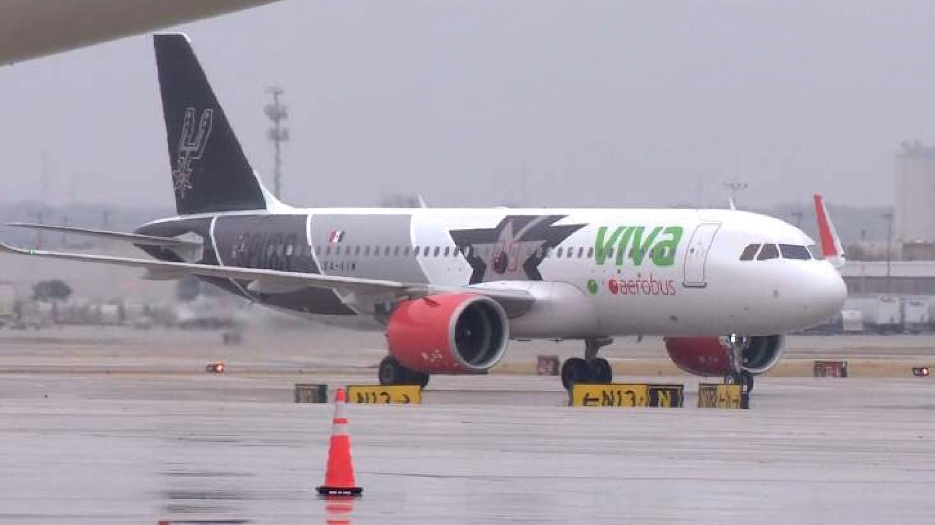 Spurs-branded airplane makes inaugural landing in San Antonio after ...