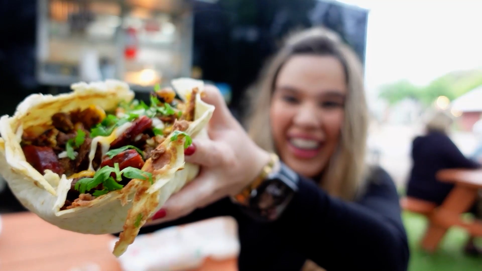 Huge tacos served in Gruene at Un Poco De Todo food truck | kens5.com