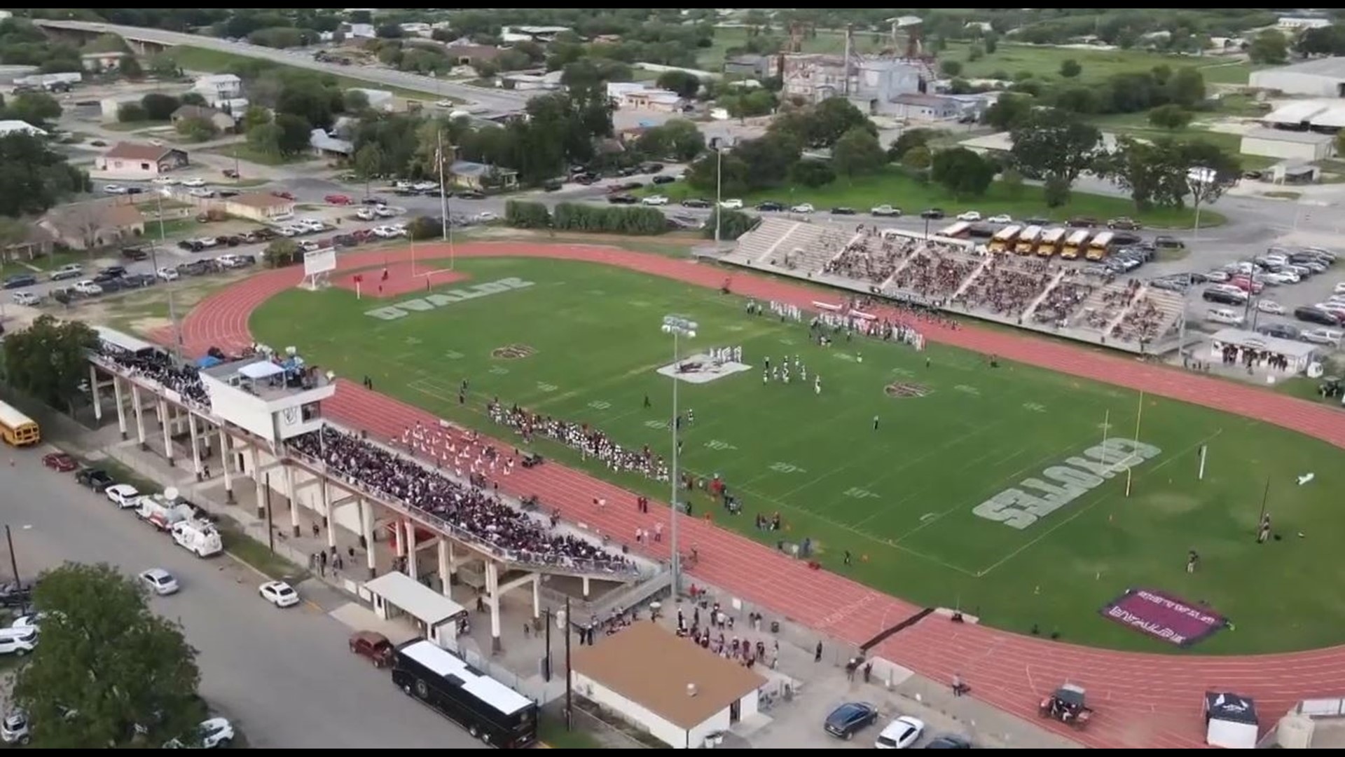 Rival fans become friendly neighbors, don Uvalde High colors as Coyotes ...