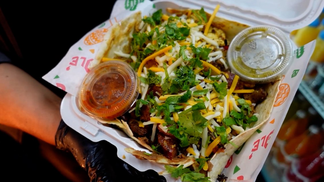 Huge tacos served in Gruene at Un Poco De Todo food truck | kens5.com