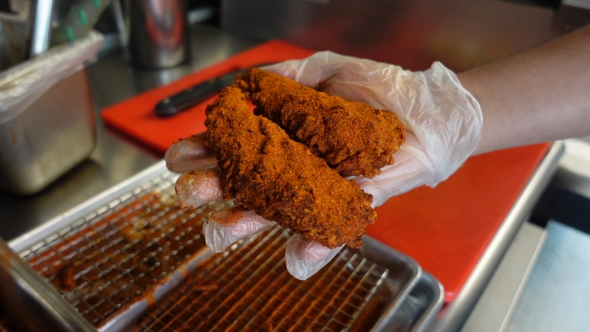 Pete's Hot Chicken food truck serving San Antonio at Besame Bar | kens5.com