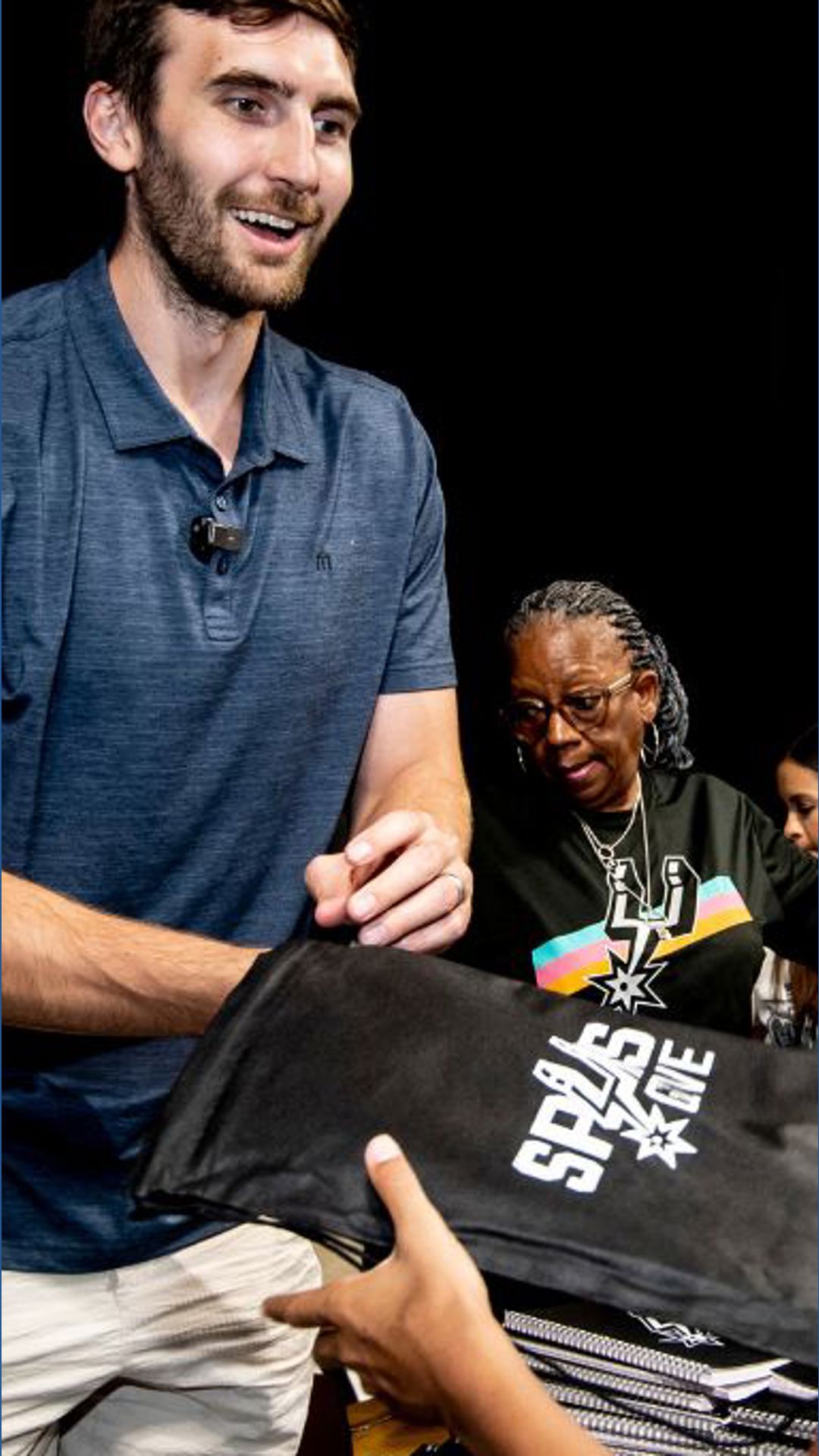 Luke Kornet and Carter Bryant join Spurs' 'Back 2 School' bash | kens5.com