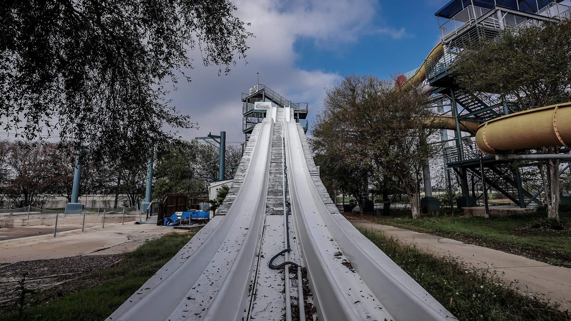 YouTuber shows Splashtown San Antonio show waterpark now | kens5.com