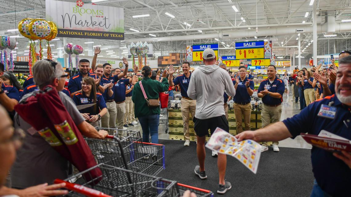 H-E-B opens new College Park store in San Antonio | kens5.com