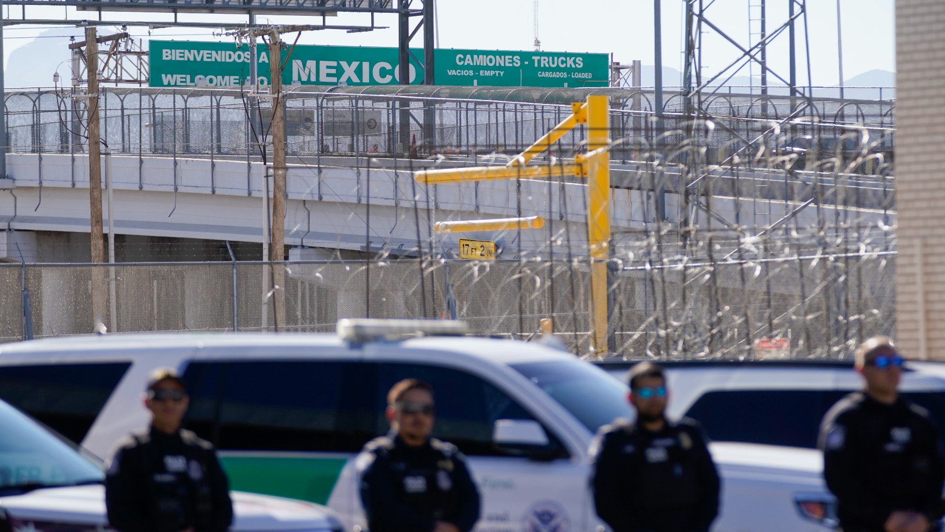 New York City mayor visits border, blasts federal response | kens5.com