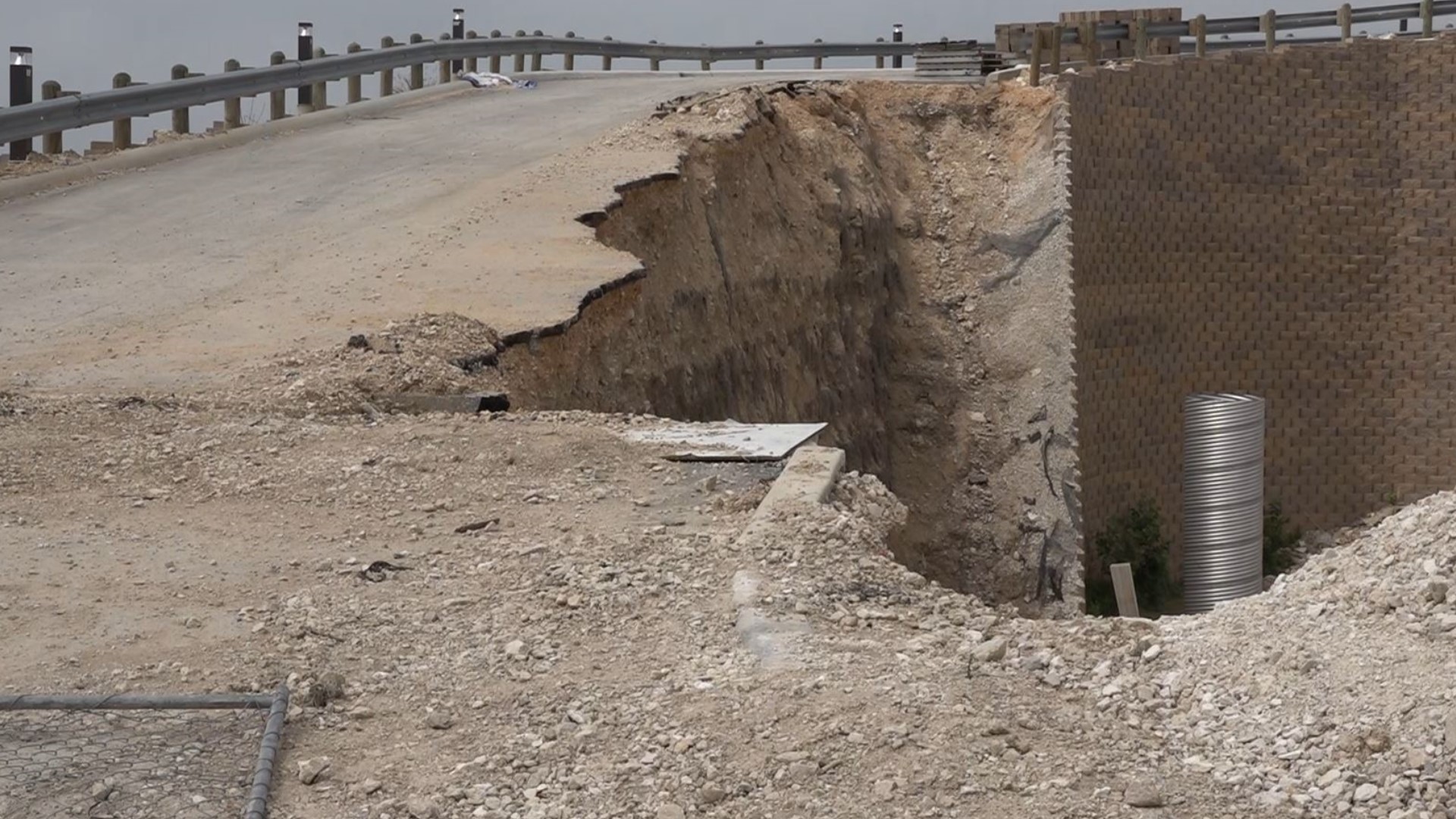 Retaining wall collapse has San Antonio neighbors concerned | kens5.com