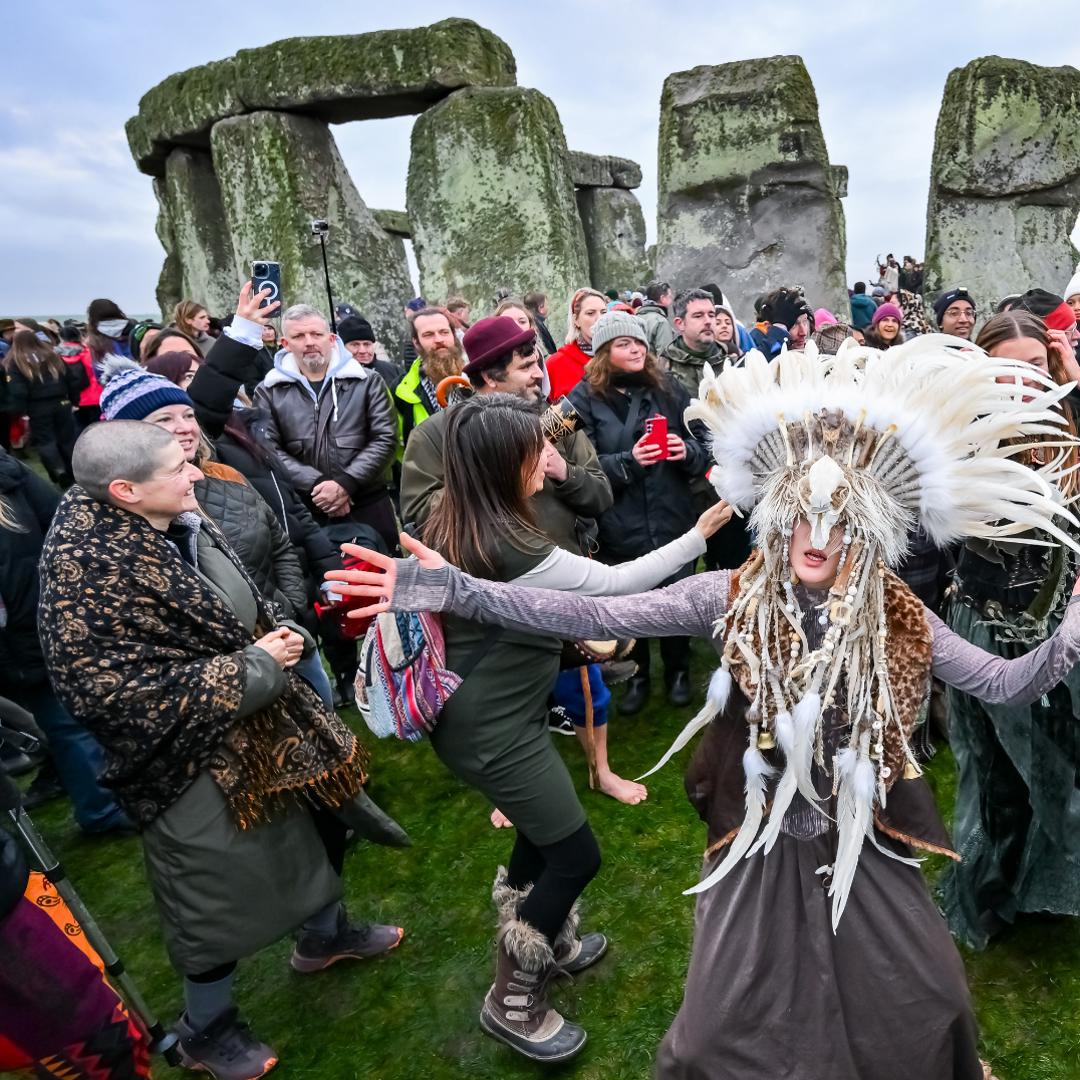 Thousands cheer as the sun rises on winter solstice at Stonehenge ...