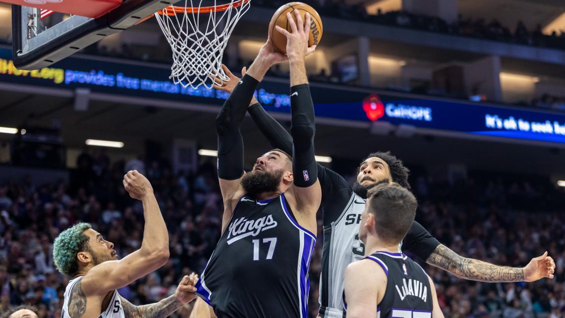 Spurs lose to Kings: De'Aaron Fox struggles in Sacramento homecoming ...