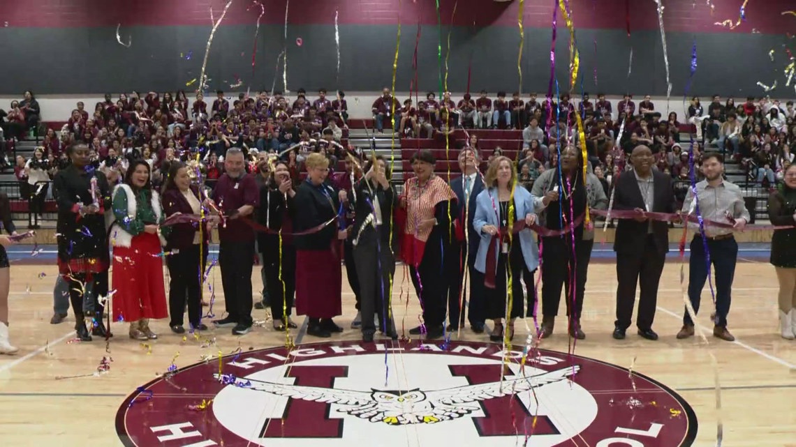 Highlands High School athletes get new gym to play in for first time in ...