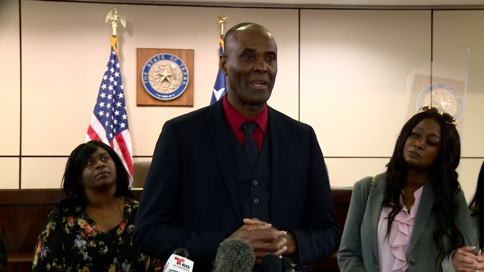 Sheriff gifts handcuffs to father of Andreen McDonald | kens5.com