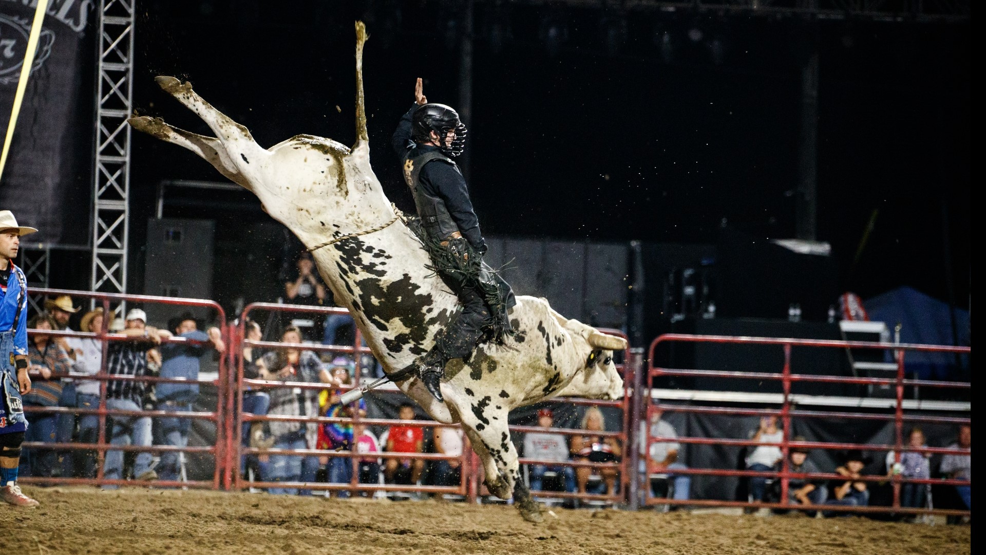 Bull rider takes on San Antonio Rodeo with unorthodox riding style ...