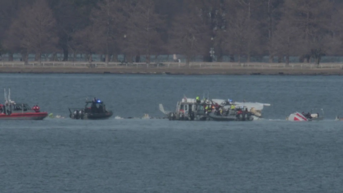 Wreckage from American Airlines plane that crashed into Potomac River ...