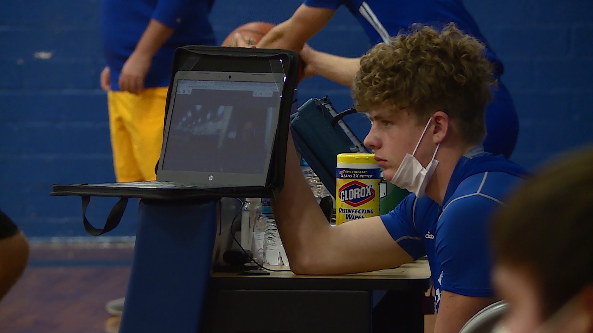 High school basketball coach continues to lead team over Zoom | kens5.com
