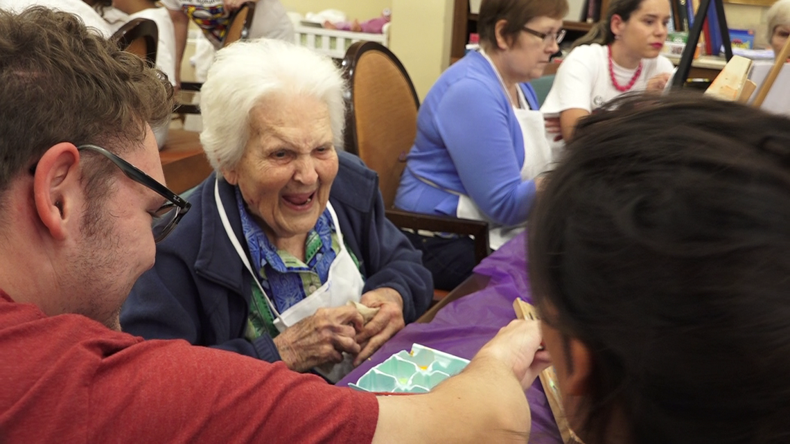 Teens helping dementia, Alzheimer’s patients smile this summer | kens5.com
