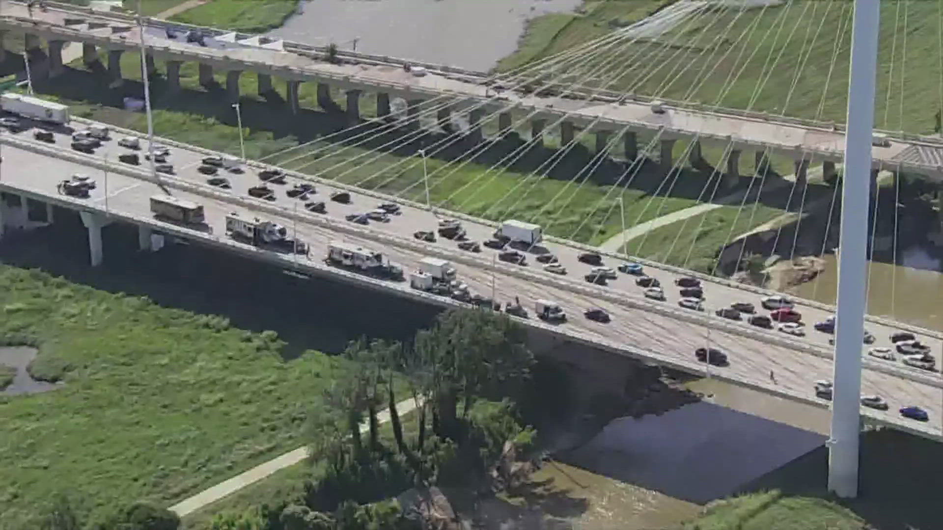 Country music singer Shaboozey shuts down Dallas bridge to shoot music ...