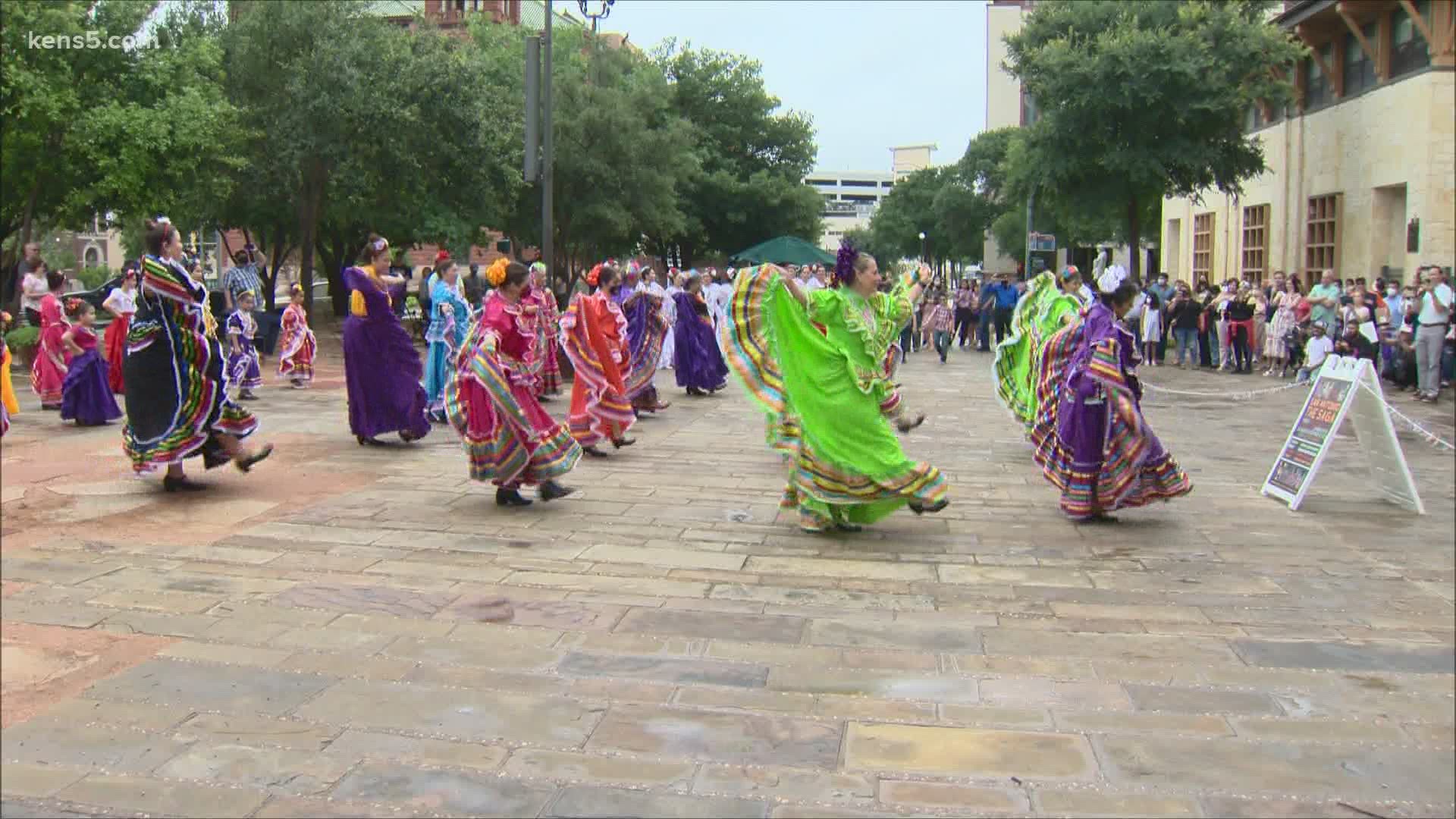 Dance group performs Ballet Folklorico at San Fernando Cathedral ...