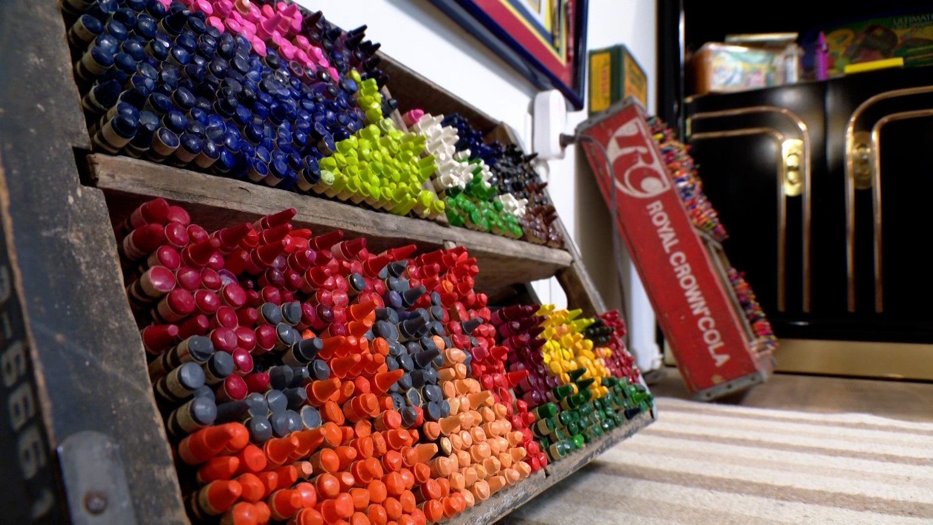 Texas house may hold world's largest Crayola crayon collection | kens5.com