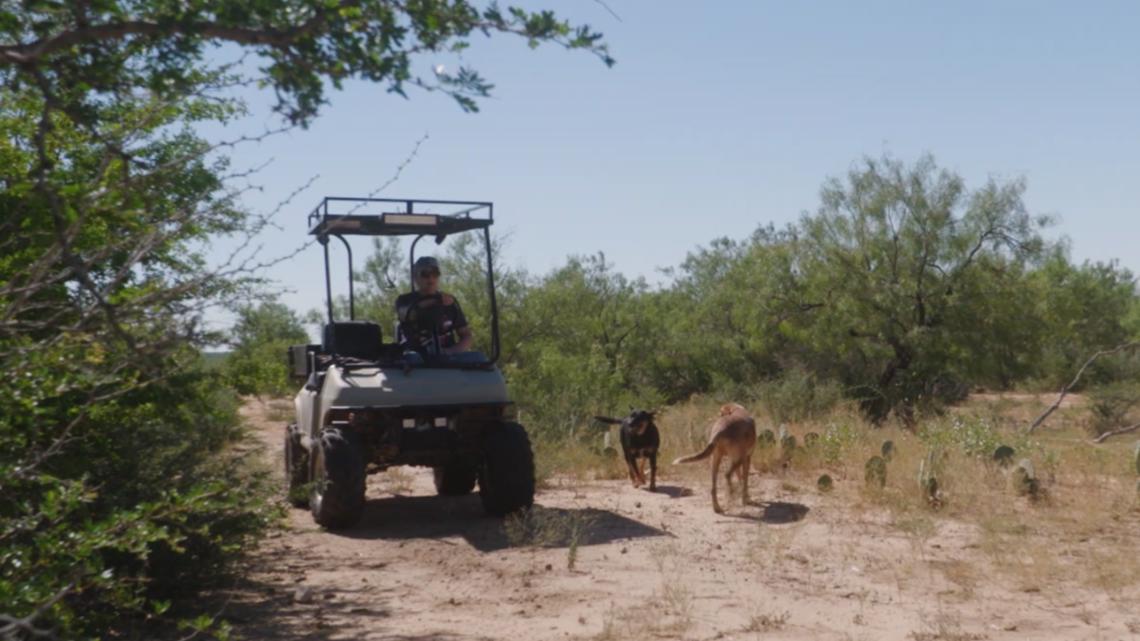 Flow of migrants keeps Texas border ranch family on its toes | kens5.com