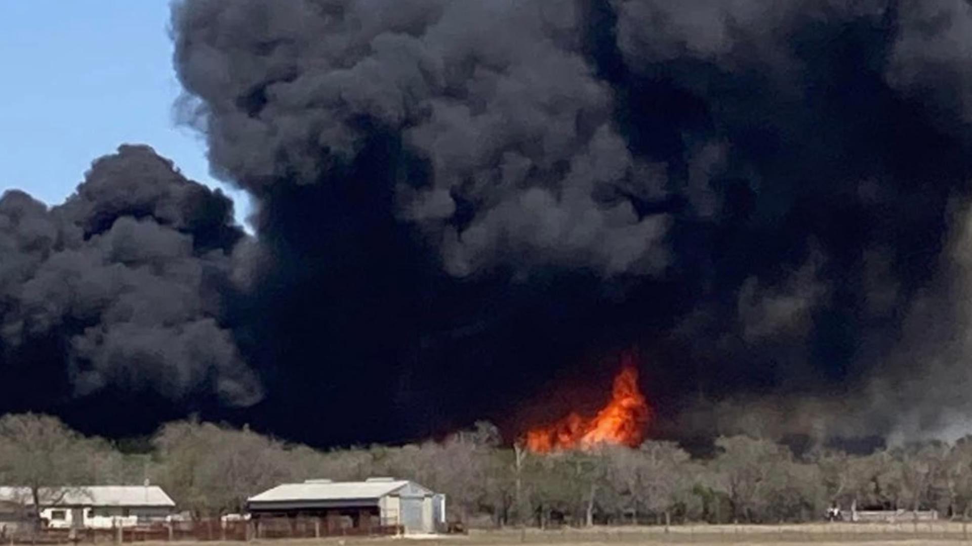 Firefighters battling 2 major fires from the ground, air in Bandera ...