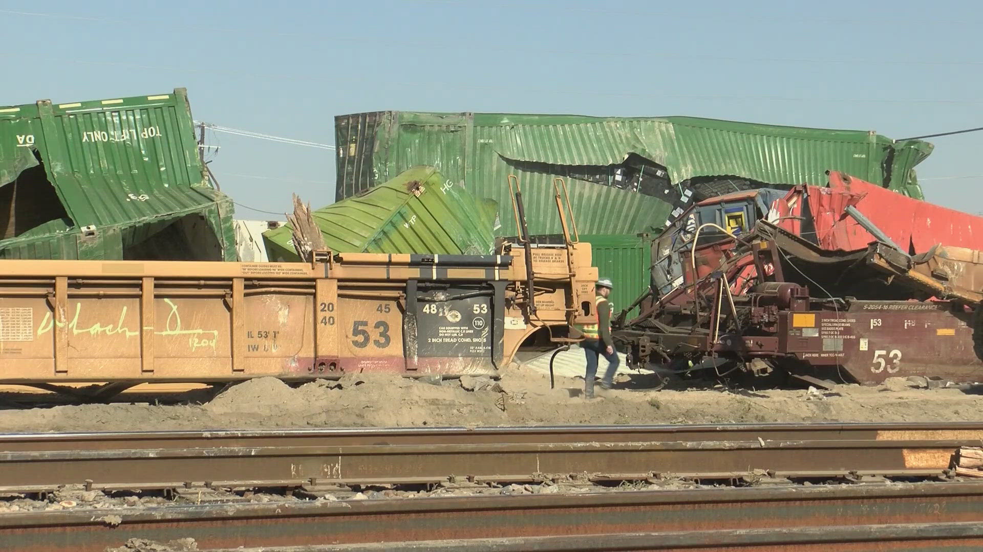 1 dead, 4 injured after train derails, hits Chamber of Commerce building in West Texas | kens5.com