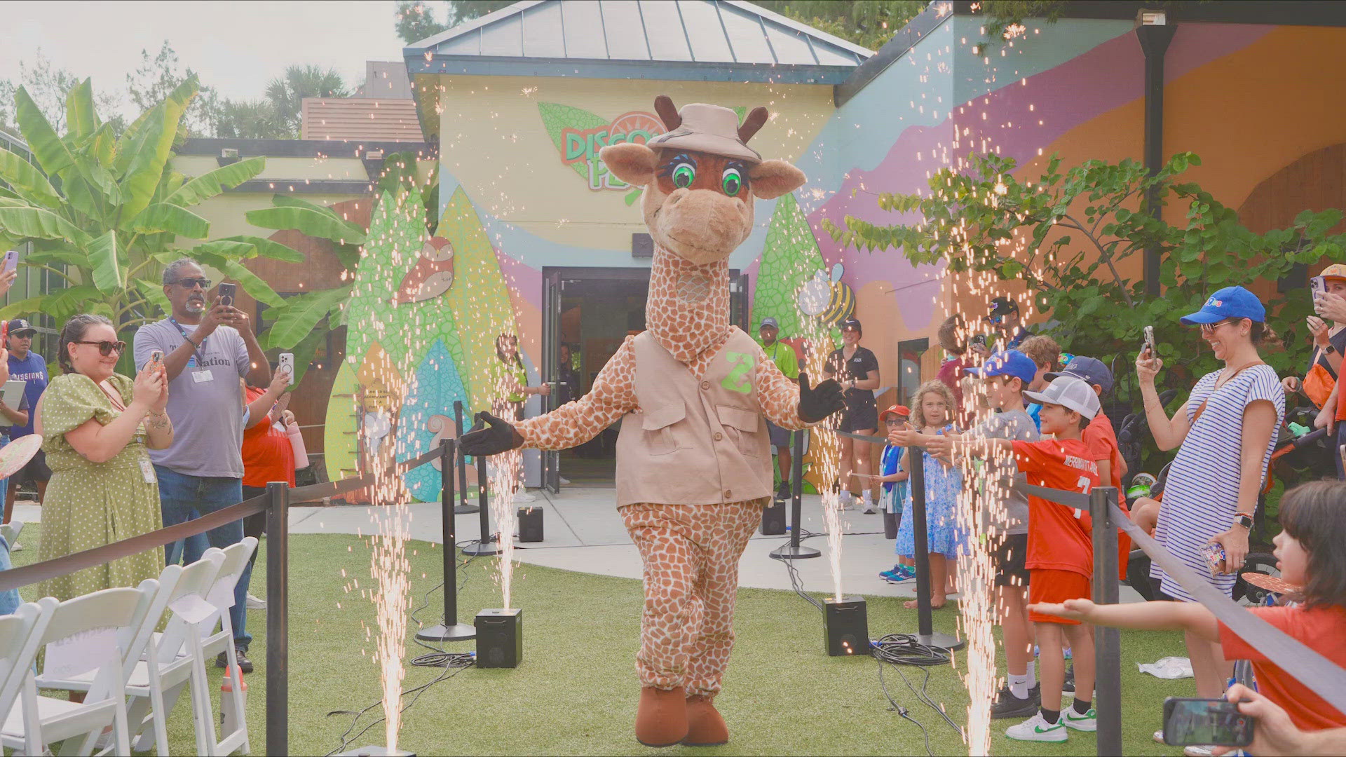 San Antonio Zoo unveils Savanna the Giraffe mascot | kens5.com